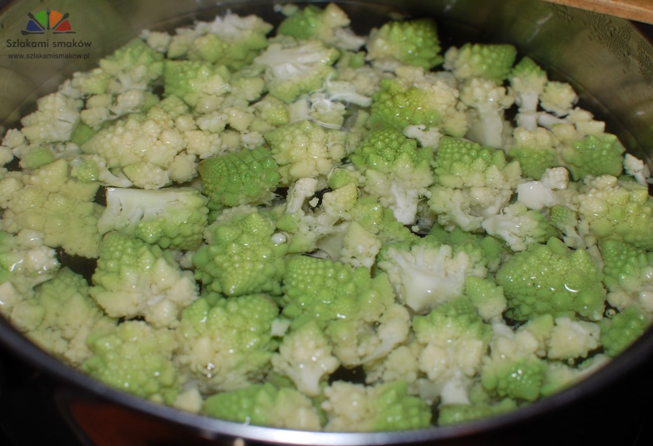 Kalafior Romanesco w zielonym spaghetti – Szlakami Smaków